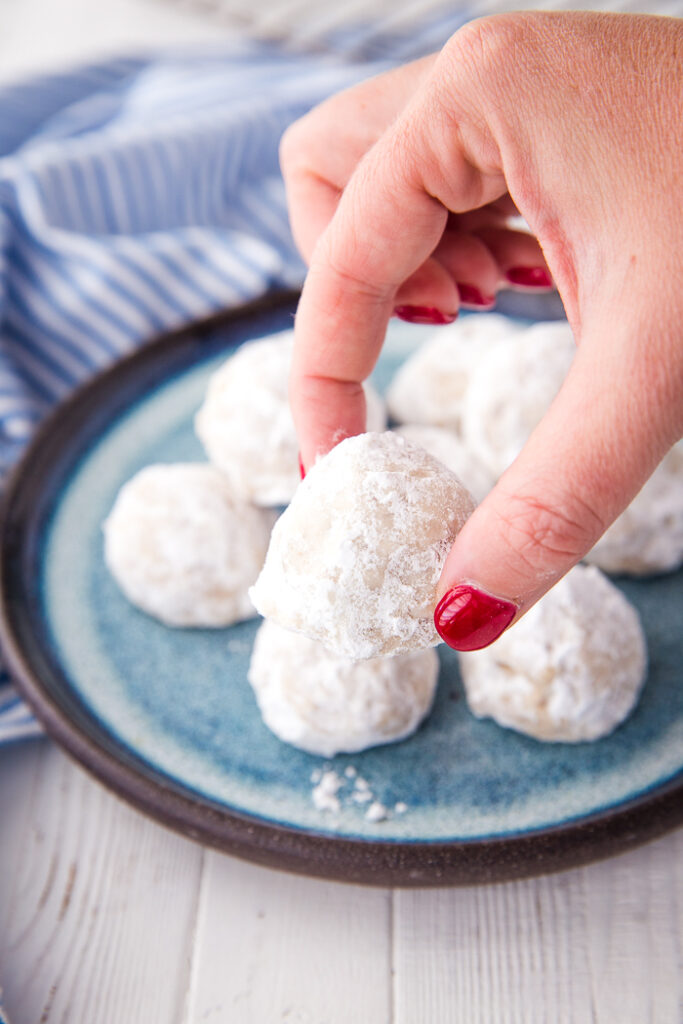 Snowball Cookies - Easy Peasy Meals